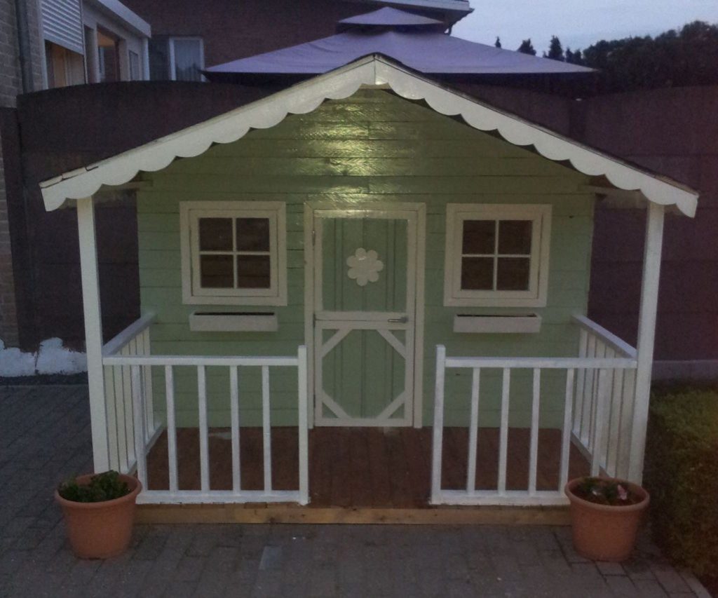 13 Easy to Build DIY Playhouse Plans for Kids