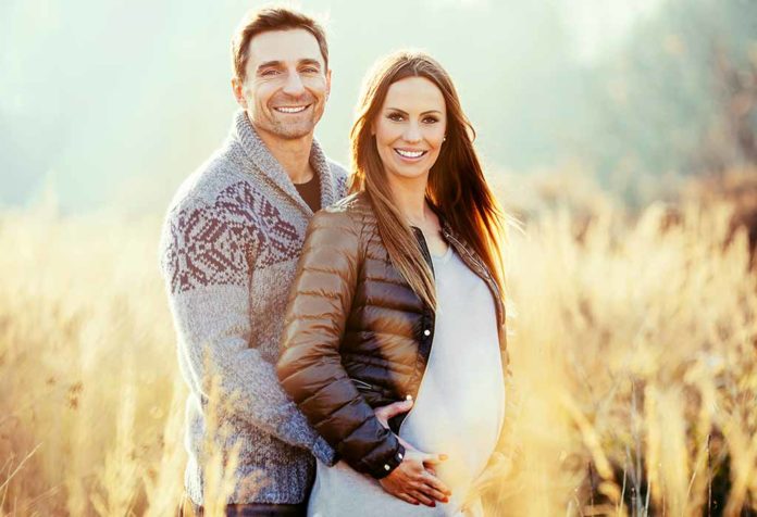 12 Cute And Unique Fall Maternity Photoshoot Ideas