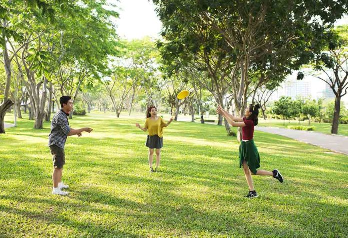 10 Best Throwing A Frisbee Games For Children